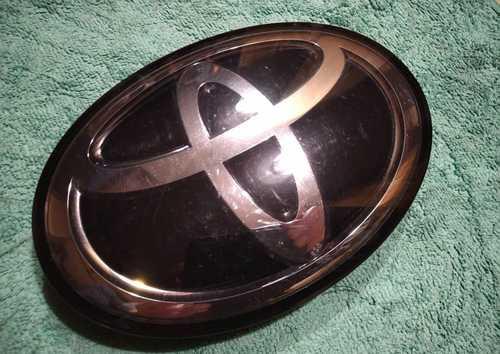 Эмблема решетки радиатора Toyota Land Cruiser 200