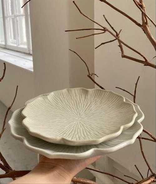 Стильные бежевые тарелки из керамики
