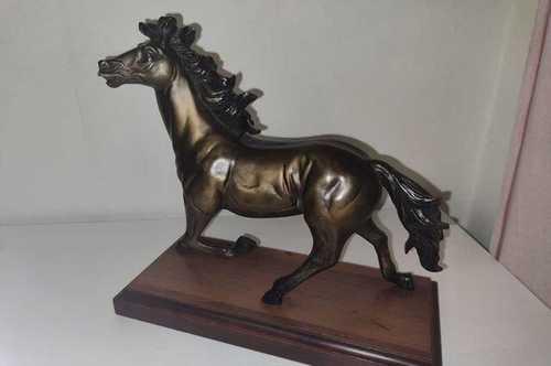 Статуя коня под бронзу