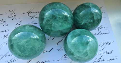 Флюорит зеленый изумрудный в форме шара