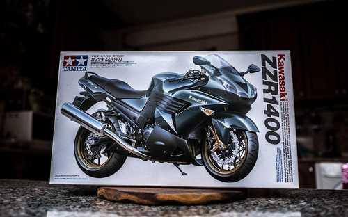 Модель мотоцикла Kawasaki ZZR1400 (1:12) Tamiya