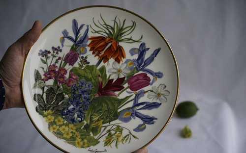 Wedgwood - тарелки Flowers of the Year. Апрель