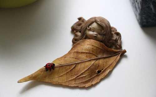 Декоративная фигурка Девочка под листиком
