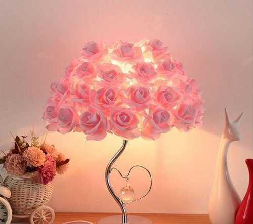 Красивый настольный светильник с розами