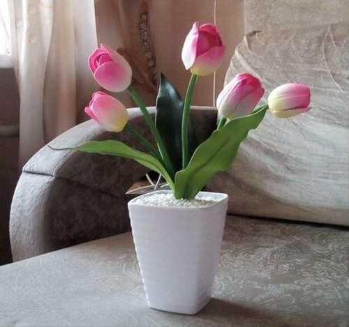 Искусственные цветы, тюльпаны в белом горшке