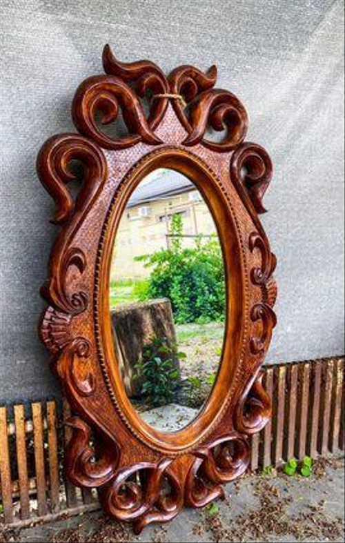 Зеркало в деревянной раме ручной работы
