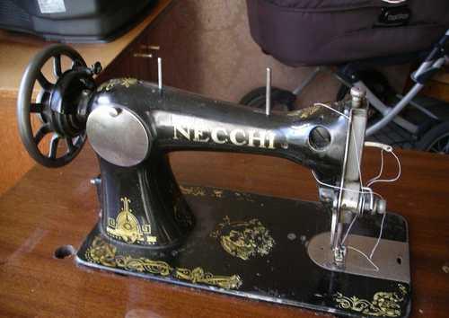 Антикварная швейная машинка Necchi