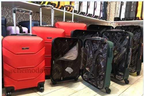 Новый чемодан на колесах красный
