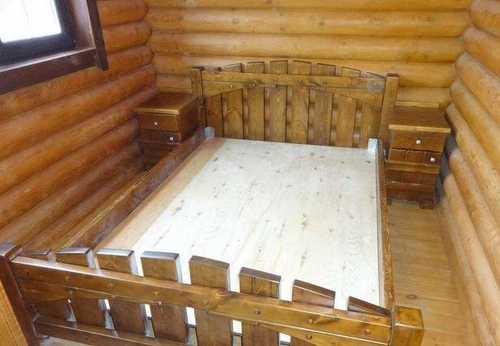 Кровать из массива древесины
