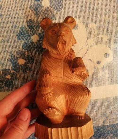Деревянная статуэтка медведь