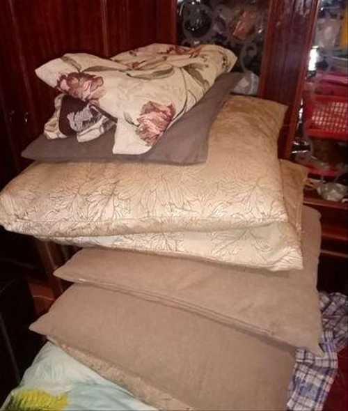Диван с 9 подушками