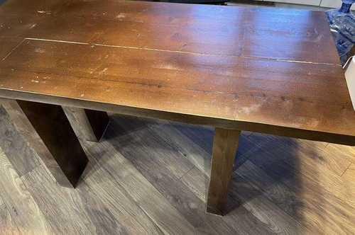 Непокрытый скатертью деревянный стол