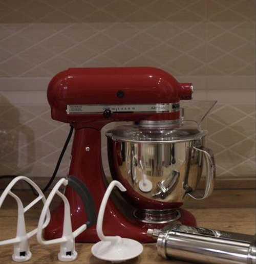 Планетарный миксер KitchenAid Artisan 4.8л красный