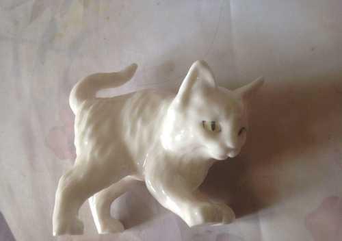 Фарфоровая фигурка кошка