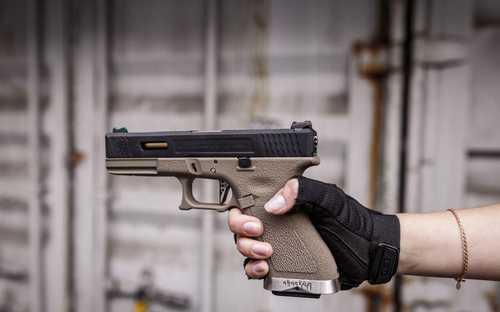 Страйкбольный пистолет WE Glock 17 T6 gold/tan
