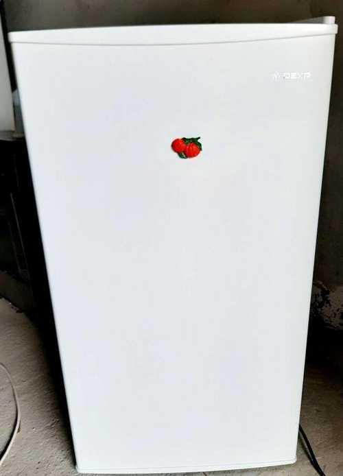Маленький холодильник Dexp почти новый