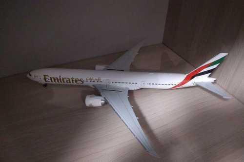 Модель самолёта боинг 777-300 Emirates 1/200