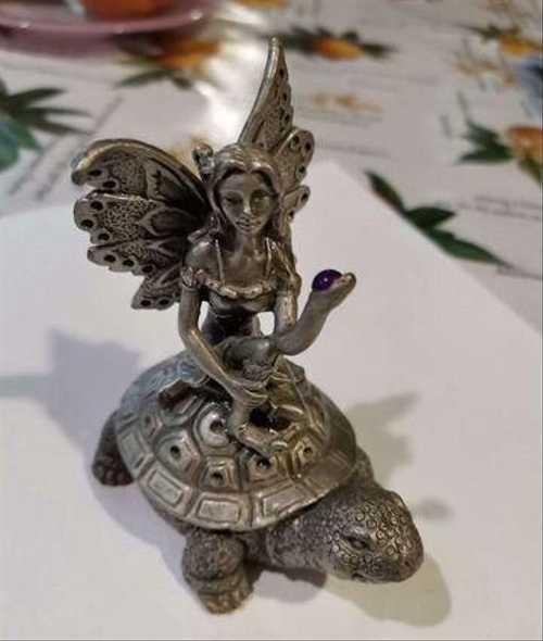 Старинная статуэтка феи на черепахе