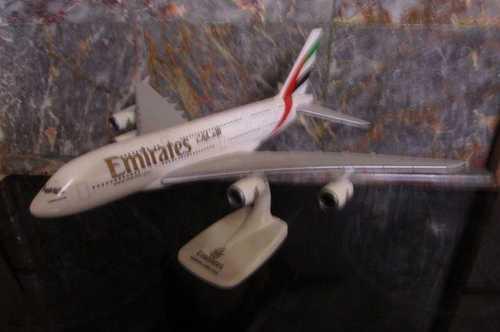 Модель Самолета airbus A 380-800 Emirates