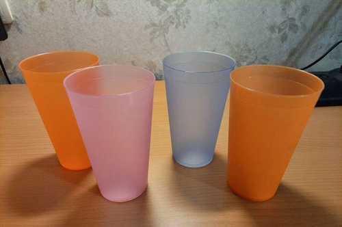 Разноцветные пластиковые стаканы