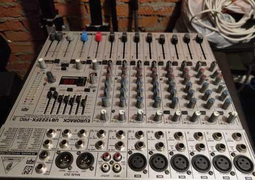 Микшерный пульт Behringer