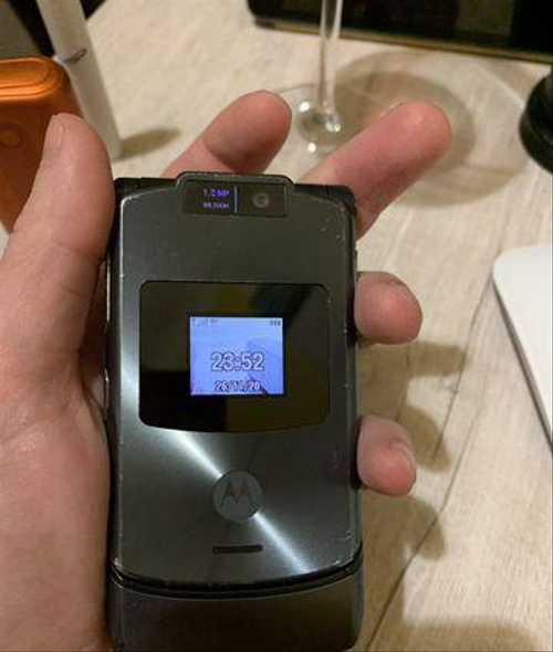 Телефон Motorola razr v3xx