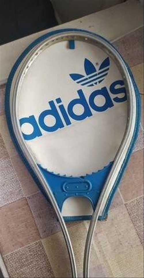 Старая теннисная ракетка
