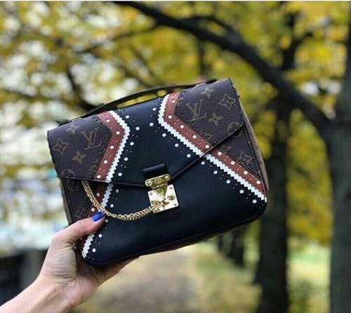 Ombre nomade louis vuitton. Коляска Луи Виттон. Слайдеры Луи Виттон. Шерпа Louis Vuitton. Съемная панель Charon Louis Vuitton.