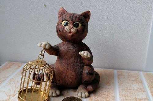 Фигурка кота с птичкой