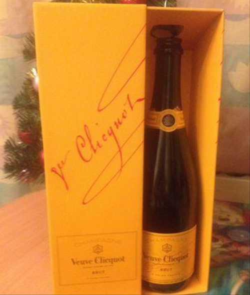 Бутылка шампанского вдова клико (veuve cliequot)