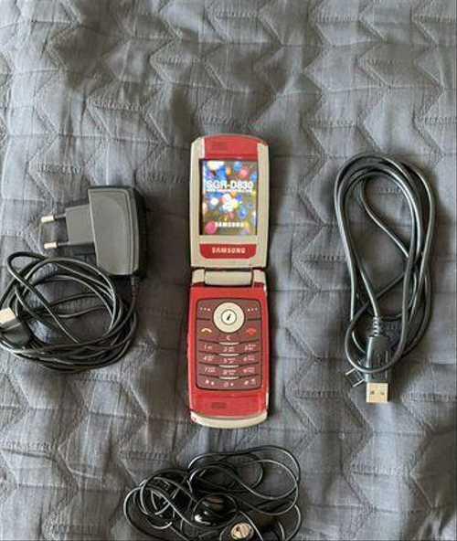 Телефон красный Samsung SGH-D830