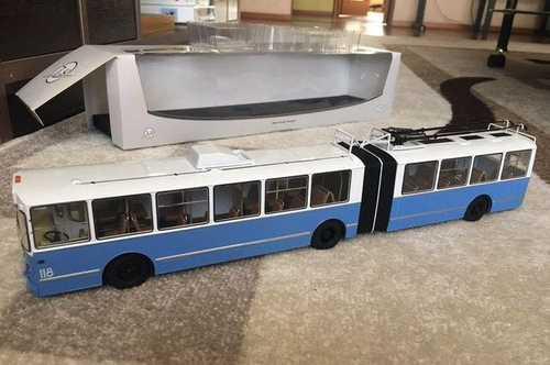 Зиу-10 зиу-683 троллейбус бело-голубой SSM4006