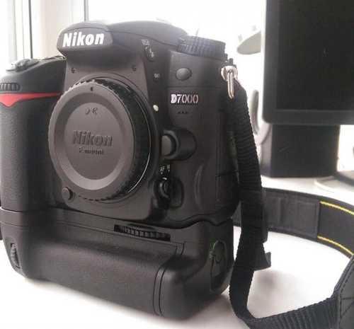Продам Nikon D7000 body с батарейным блоком