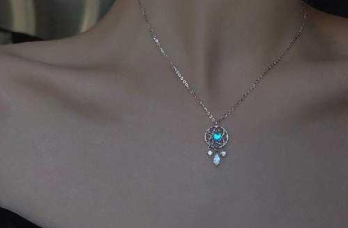 Серебряное ожерелье с лунным камнем