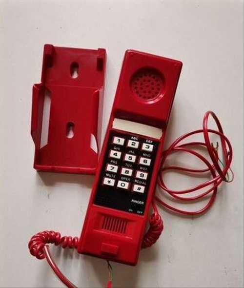 Настенный красный телефон