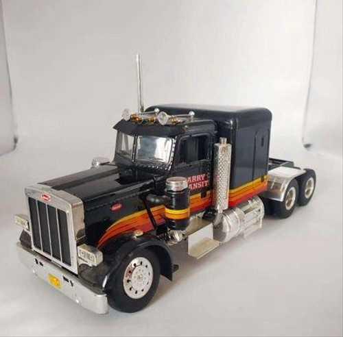 Модель автомобиля Peterbilt 359 Revell 1:24