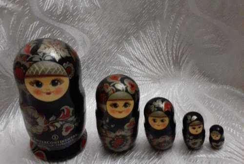 Русские сувениры:матрёшка,балалайка,кукла