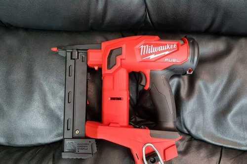Нейлер скобочник Milwaukee M18 2749-20