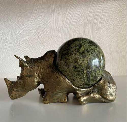 Фигурка бронзовая "Носорог с шаром"