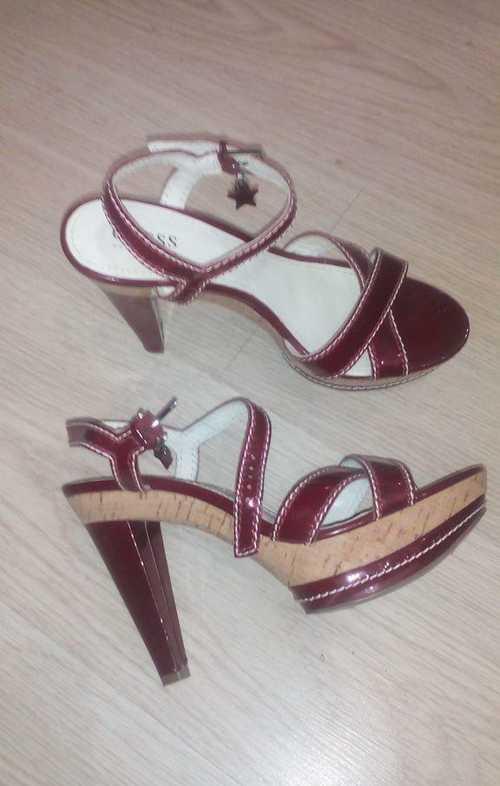 Босоножки лаковые красные Guess