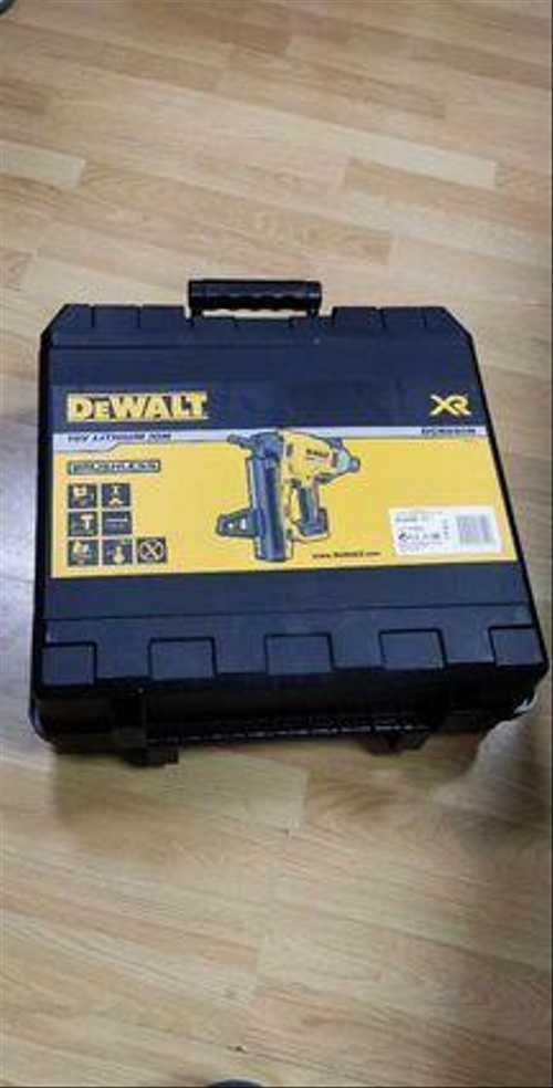 Монтажный пистолет по бетону DeWalt DCN890