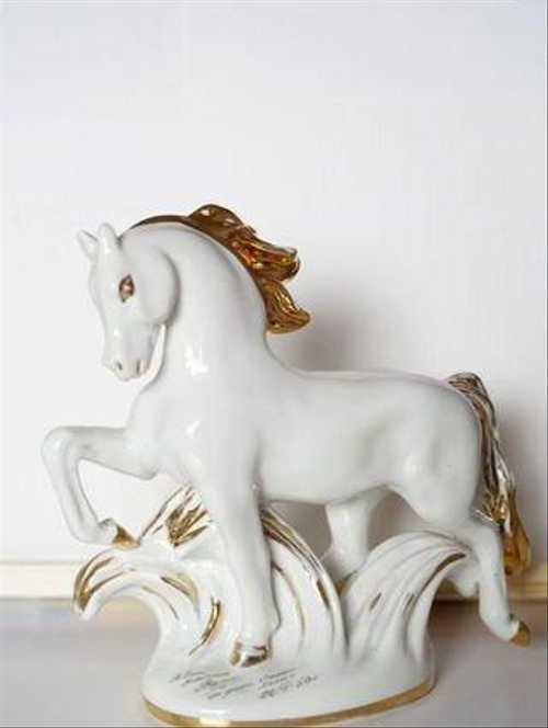 Фарфоровая статуэтка Конь (Конь огонь) лфз