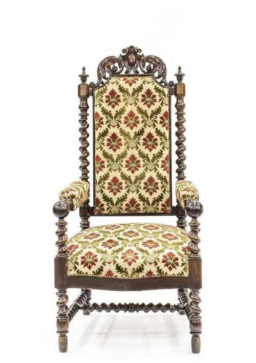 Кресло-трон с яркой обивкой в стиле барокко