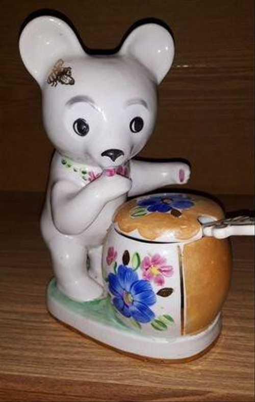 Фарфоровые статуэтки Лакомка - мишка с бочкой меда
