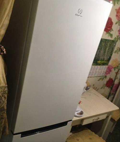 Холодильник Indesit DFN18 No-Frost