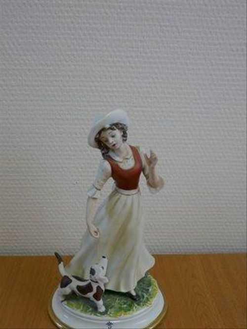 Фарфоровая статуэтка Дама с собачкой. Каподимонте