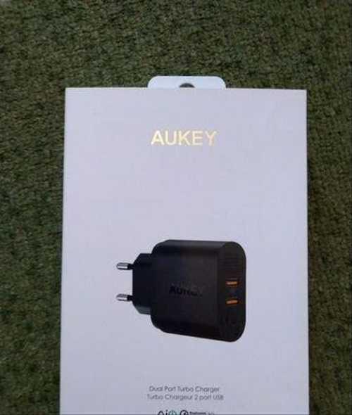 Зарядное устройство Aukey