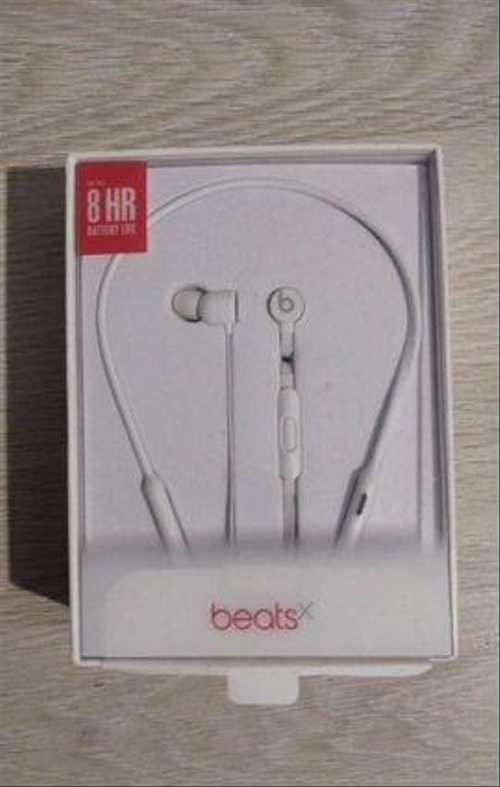 Беспроводные наушники BeatsX (не включаются)