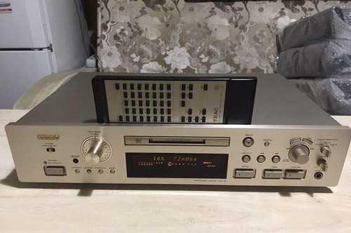 Teac MD-8 Hi-Fi минидисковая дека вид 2