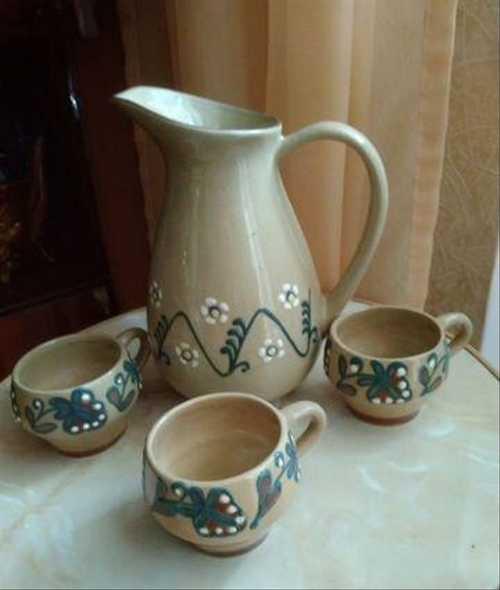 Глиняный кувшин с чашками